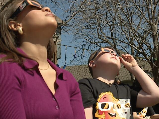 Heatherstone Elementary students in Olathe watched eclipse with classmates