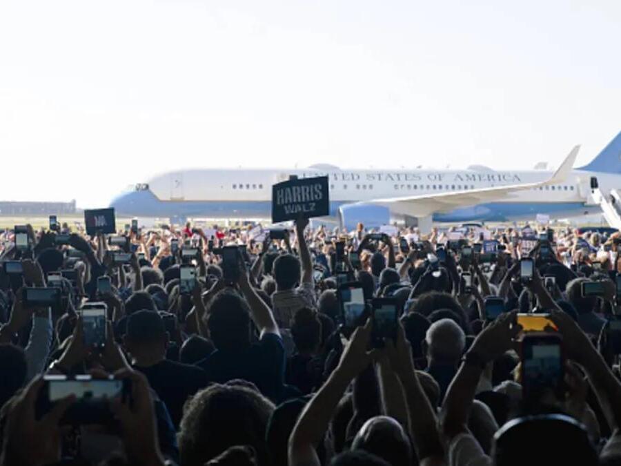 Trump promotes false Harris AI crowd size conspiracy