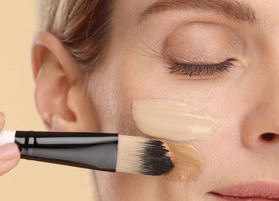 The Foundation Mistake Older Women With Wrinkled Skin Make That Leads ...