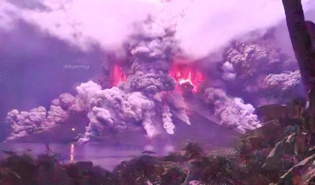 Ruang volcano erupts with fierce lightning storm, blazes nearby school ...