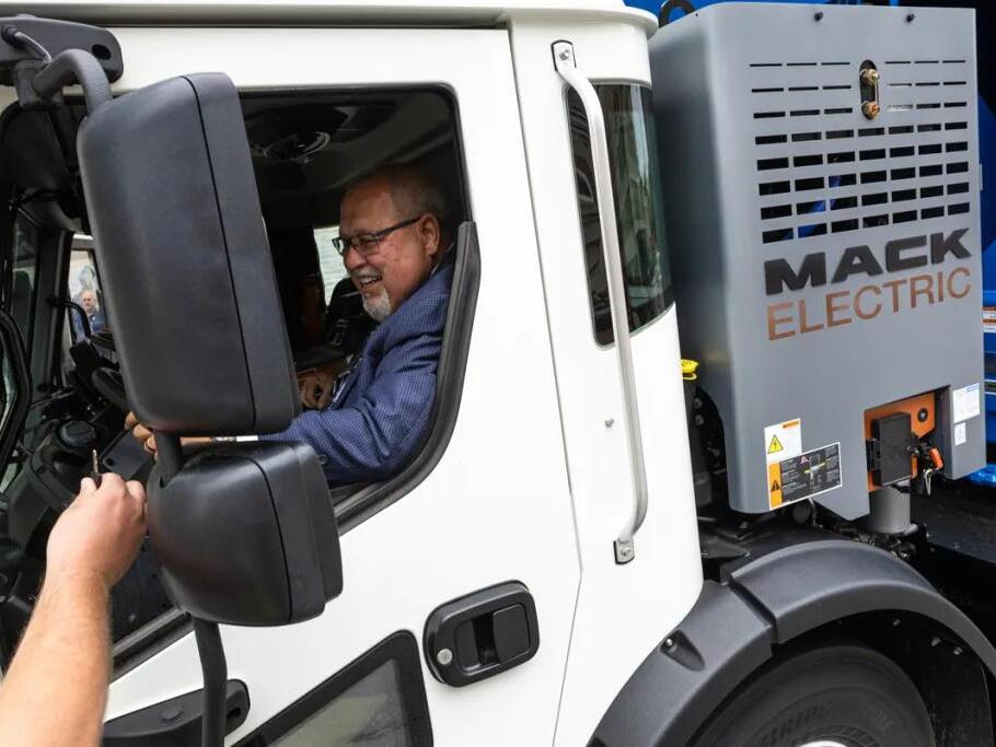 Portland gets keys to Maine’s 1st electric garbage truck
