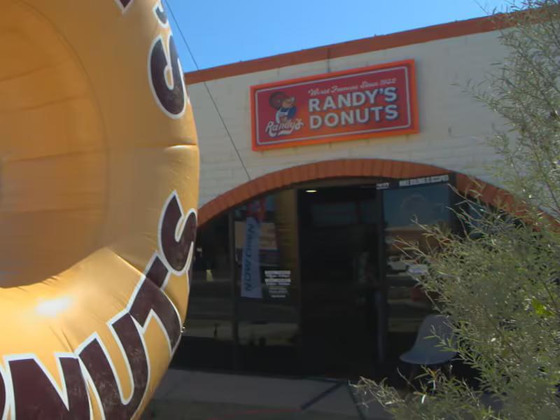 Iconic Randy’s Donuts opens first location in Arizona