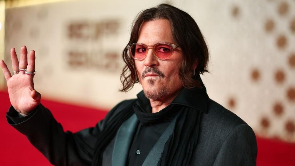 Johnny Depp Looks Hard to Recognize in New Set Photos - NewsBreak