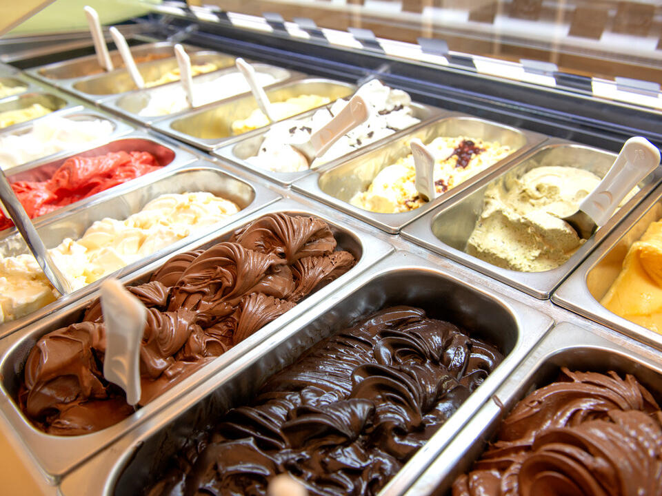 Italian Woman Gives PSA on How to Spot Fake Gelato in Italy