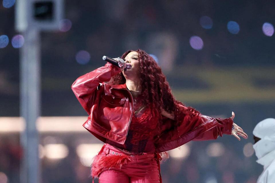 What did SZA wear during her Super Bowl halftime performance? Look ...