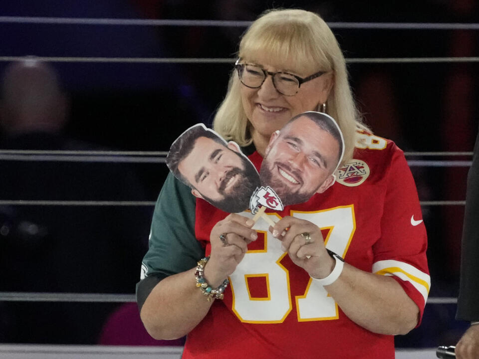 Travis Kelce Reveals Text Messages to His Mom Over Career Move