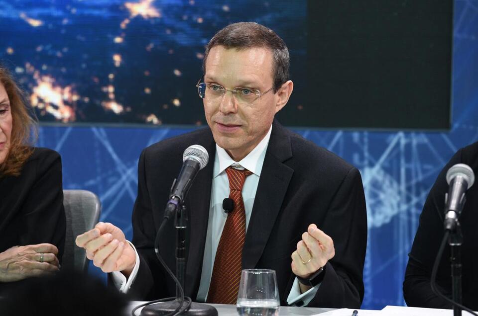 Avi Loeb highlights a new strange anomaly in interstellar comet 3I ...