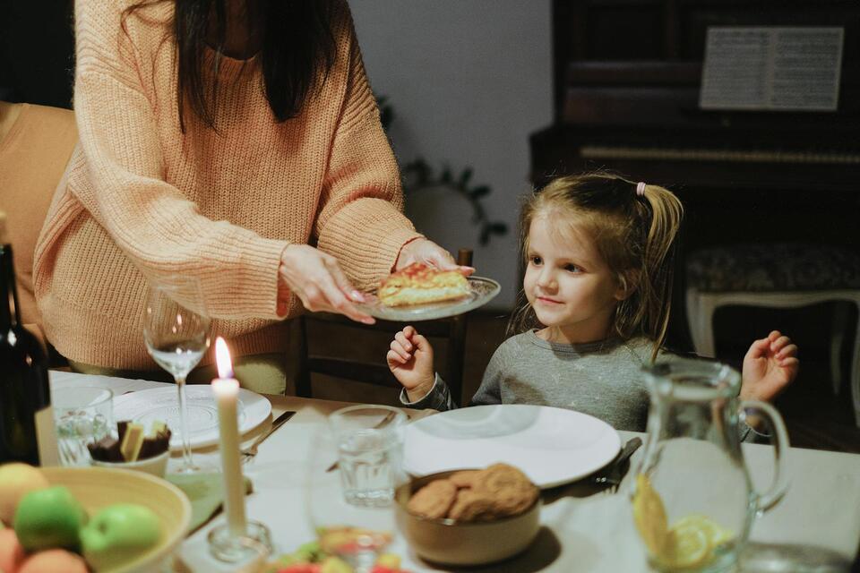 5 Dinnertime Rules from the Past That Actually Made Sense - NewsBreak