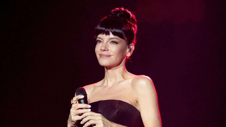 Lily Allen Eats Pizza in Bathrobe in Toronto Amid West End Girl Tour ...