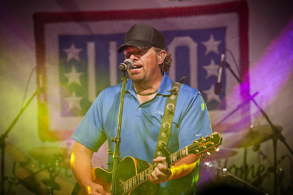 New Senate bill seeks to honor Toby Keith with memorial bridge named ...