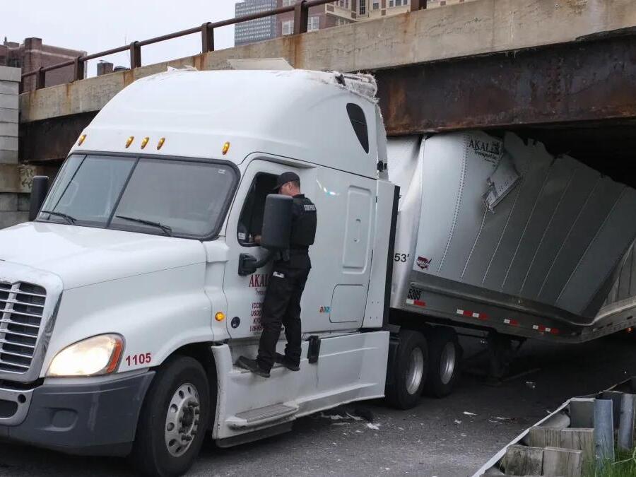 A Friday of ‘storrowing': Two trucks strike bridges on Storrow Drive ...
