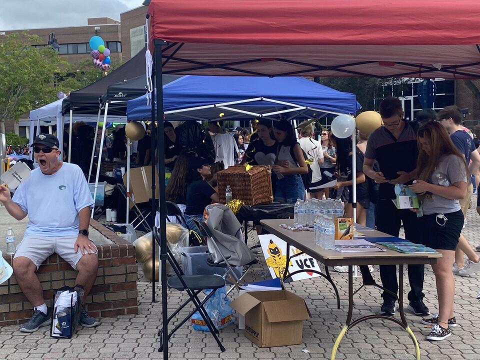 UCF housing fair brings students together in the Orlando heat - NewsBreak