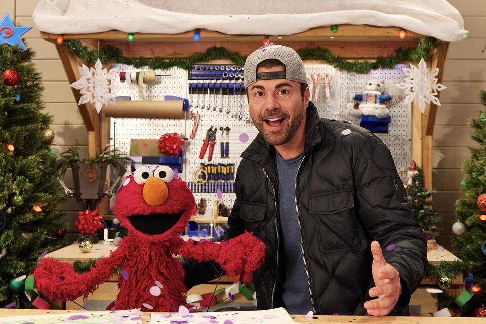 Stream It Or Skip It: ‘Elmo & Mark Rober’s Merry Giftmas’ On Netflix ...