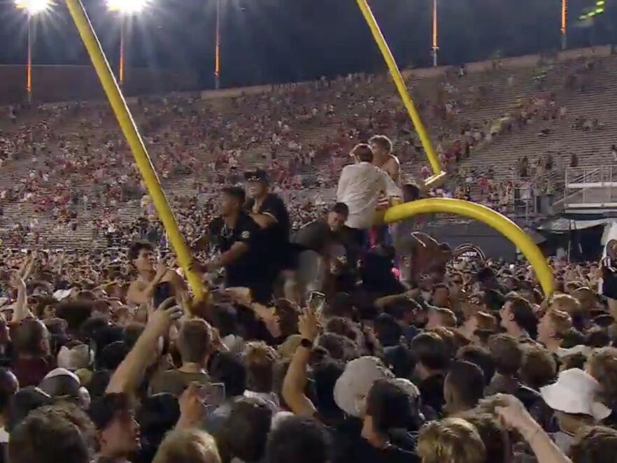 Texas Longhorns fans have strong opinions on storming the field like ...