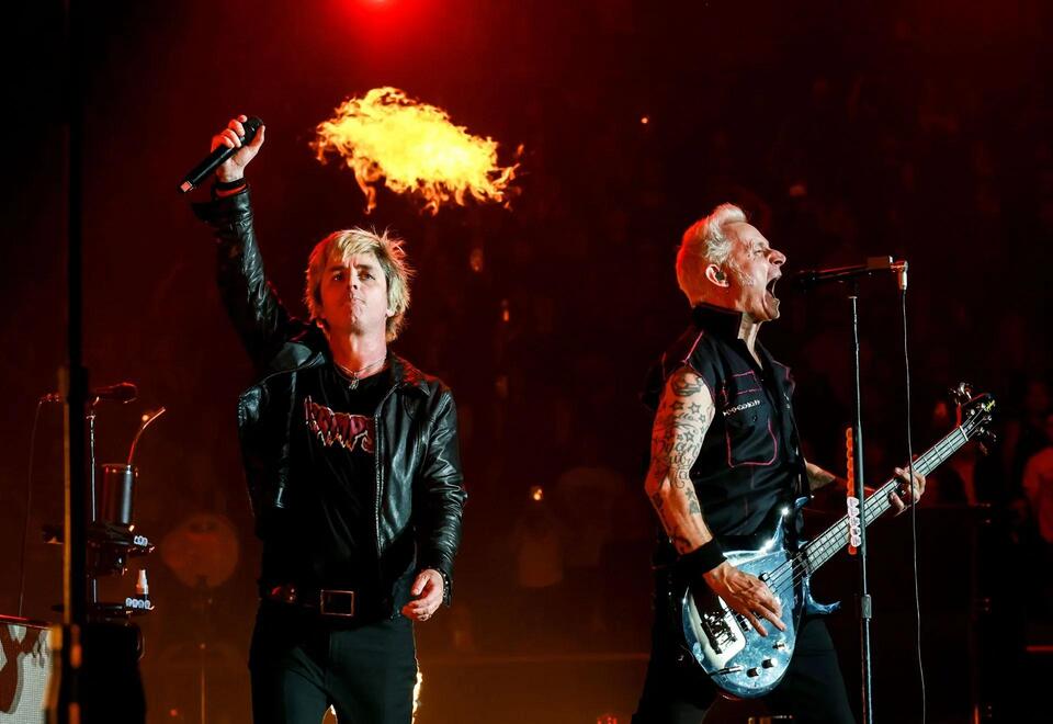 "Well played": Internet reacts as Green Day set to headline Super Bowl ...