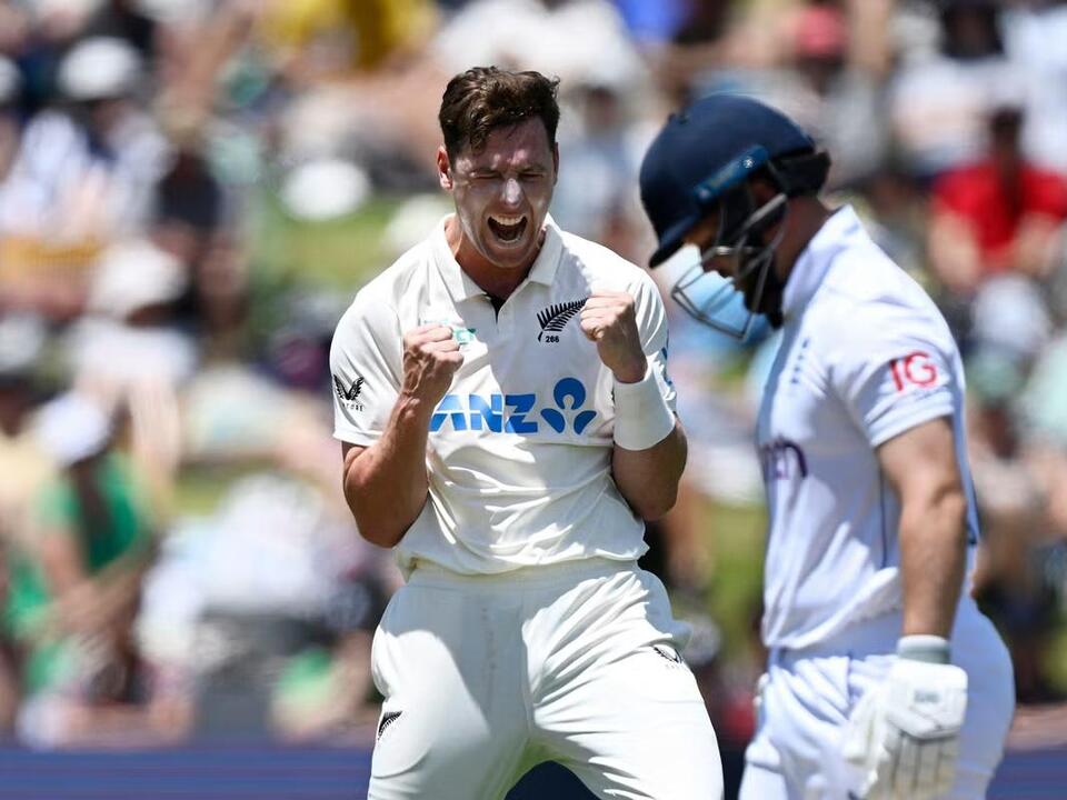 England struggle to 54 for two at lunch in Hamilton