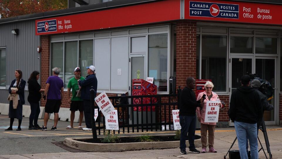 Canada Post reduces contract offer to striking workers, warns of job ...