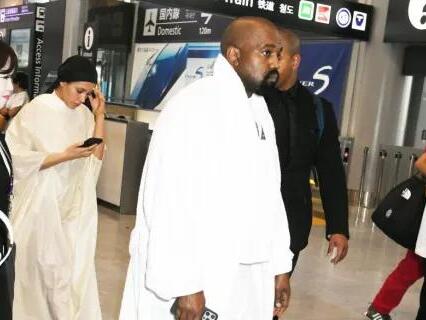 You Care: Kanye West & Wife Seen Flying Commercial