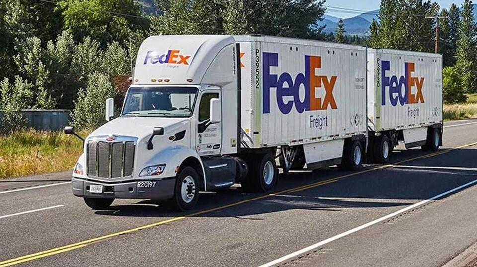 Analysts praise FedEx move to spin off its LTL division - NewsBreak