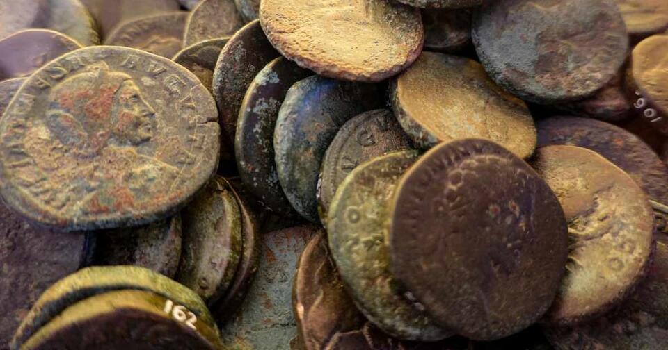 Archaeologists Stunned by a Stash of 1600-Year-Old Roman Gold Coins ...