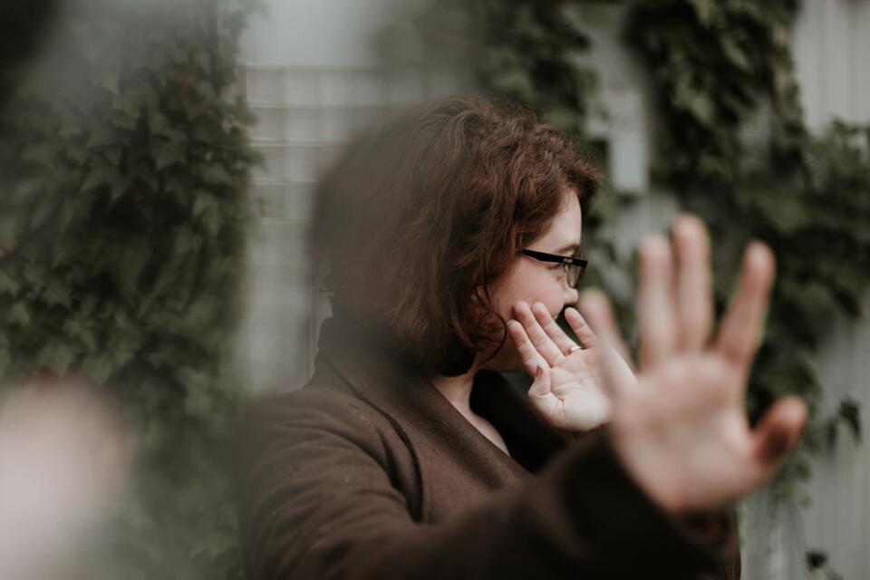 10 Psychological Gestures That Prove Someone Is Hiding Something ...
