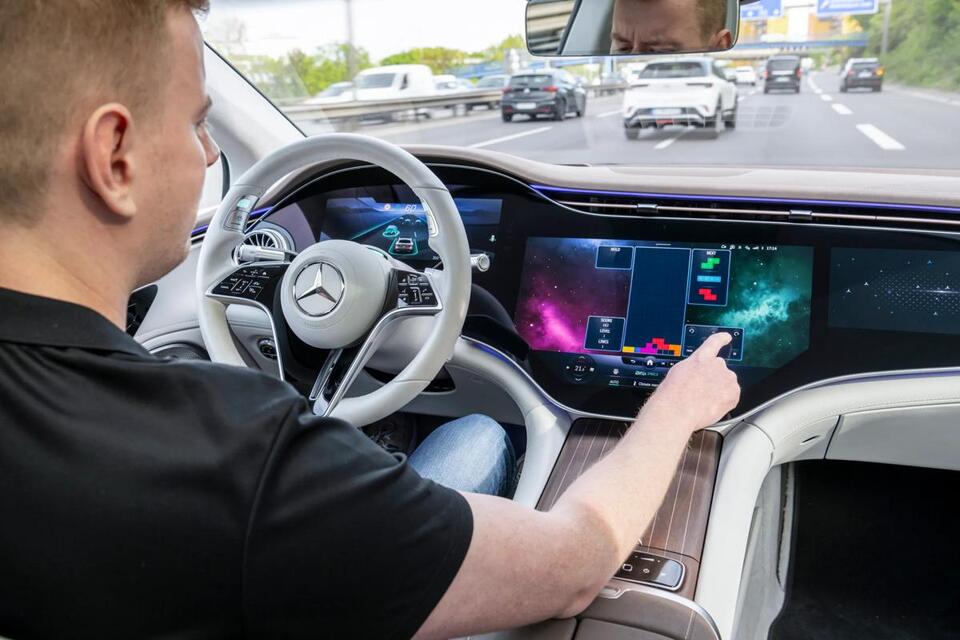 Mercedes temporarily scraps its Level 3 ‘eyes-off’ driving feature ...