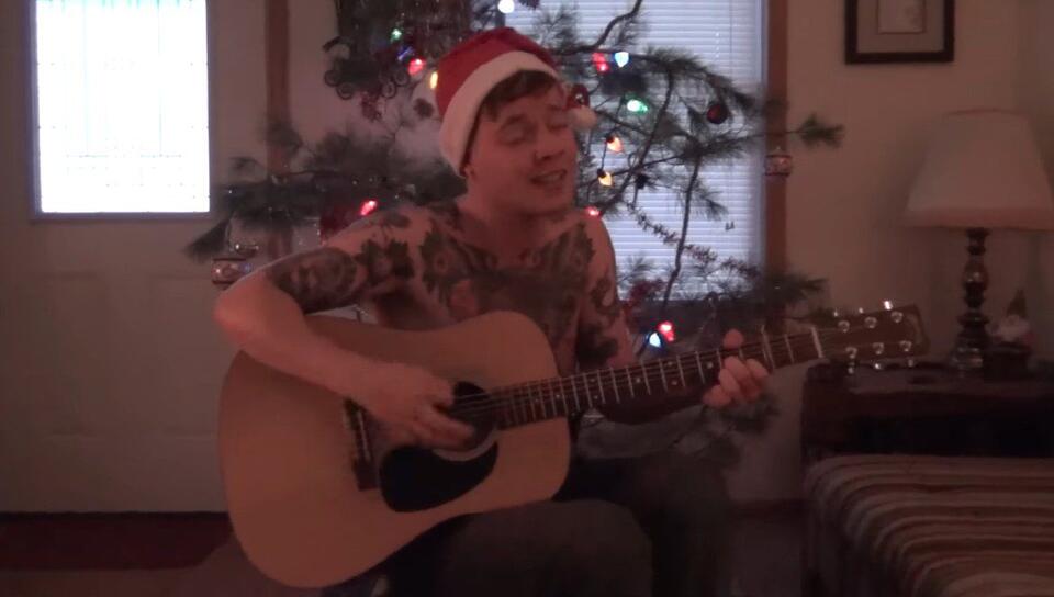 Watch Billy Strings Put A Bluegrass Twist On “Jingle Bell Rock” Way ...