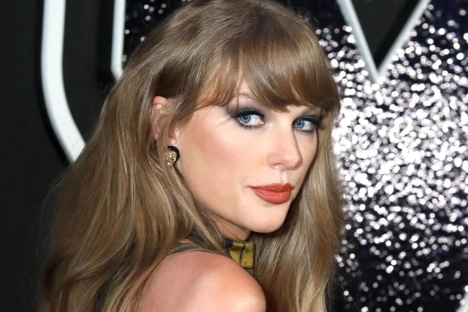 Taylor Swift Took Us Back to Her Country Days with One Song - NewsBreak