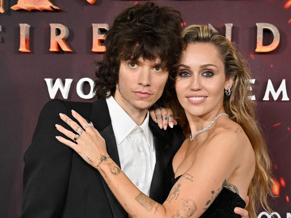 Miley Cyrus Announces Engagement to Musician Boyfriend - NewsBreak