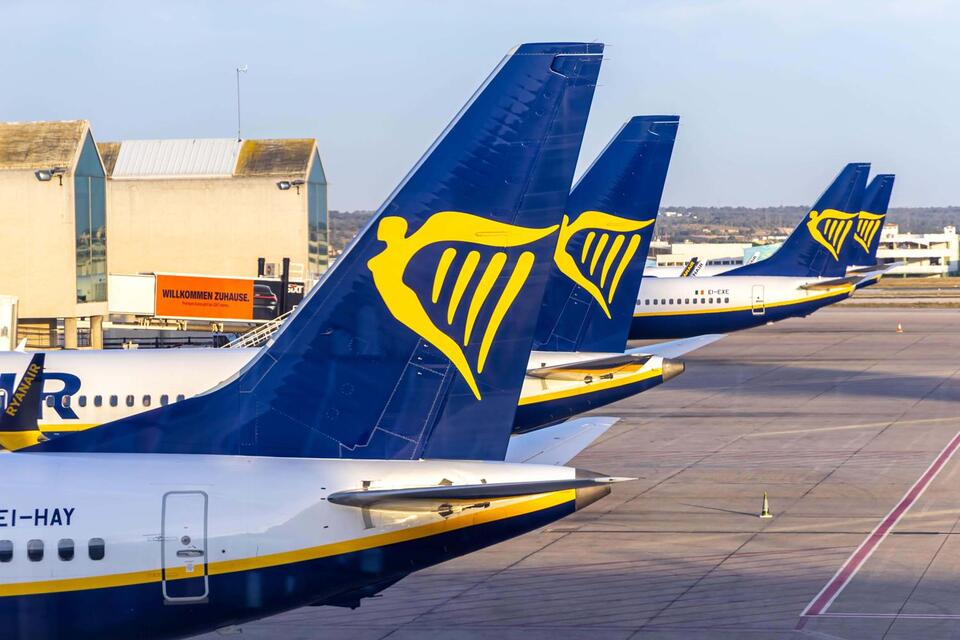Ryanair tells passengers to ditch one popular clothing item on flights ...