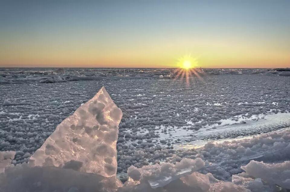 Weather Phenomenon Leads to Stunning Discovery on the Floor of Lake ...