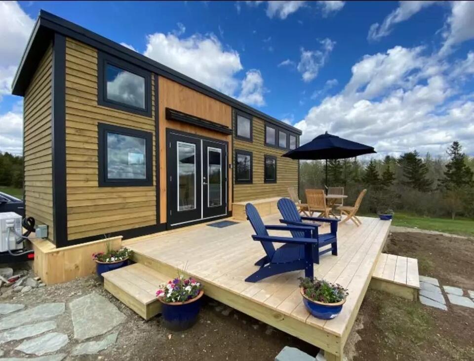 Stunning Maine Tiny House Rental Offers Gorgeous Views and Unique ...