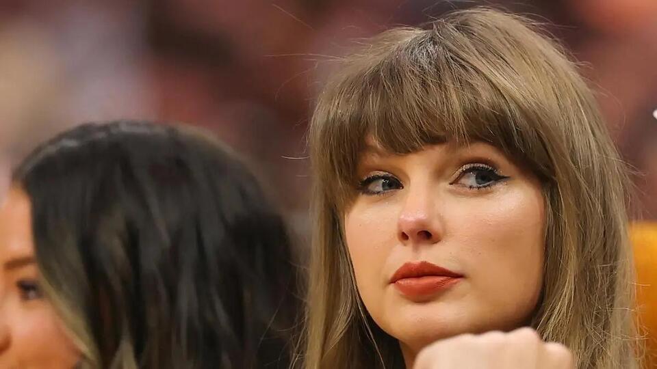 Taylor Swift’s Face Card at Knicks Game Has Fans Saying ‘It’s a 10 ...