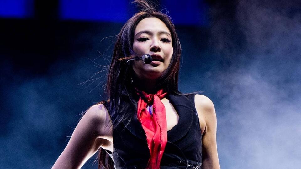 Blackpink Jennie Stuns in Custom Maison Margiela Look - NewsBreak