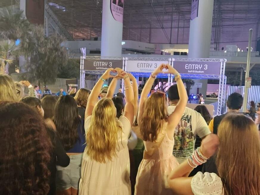 Taylor Swift Los Angeles Eras tour concert-goers catch the vibe in a ...