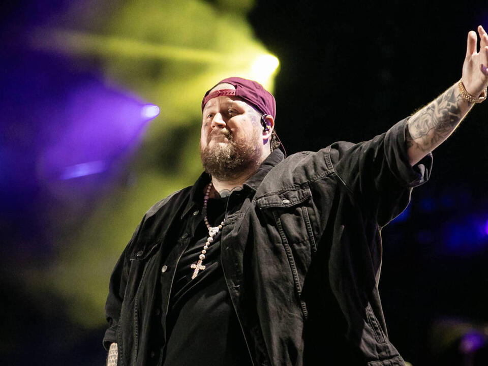 Fans in Awe of Jelly Roll’s ‘Heart of Gold’ as He Gives ‘Emotional ...