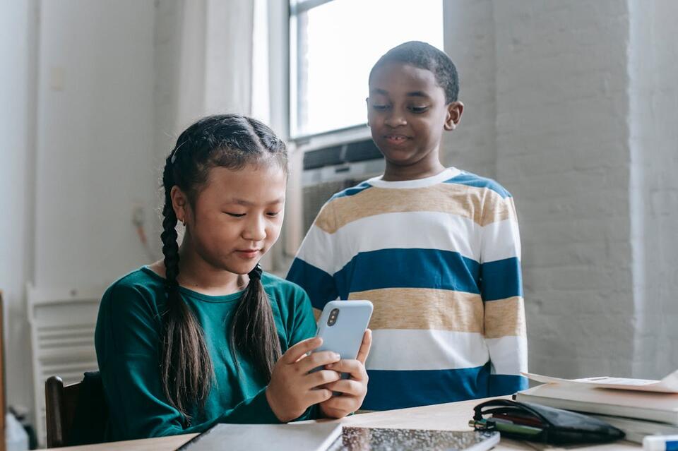 8 Ugly Ways Family Favoritism Destroys Sibling Bonds - NewsBreak