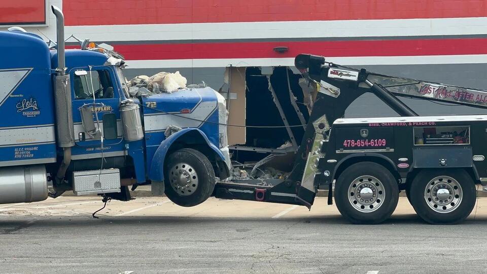 Tractor-trailer crashes into AutoZone in Fort Valley, causing major ...