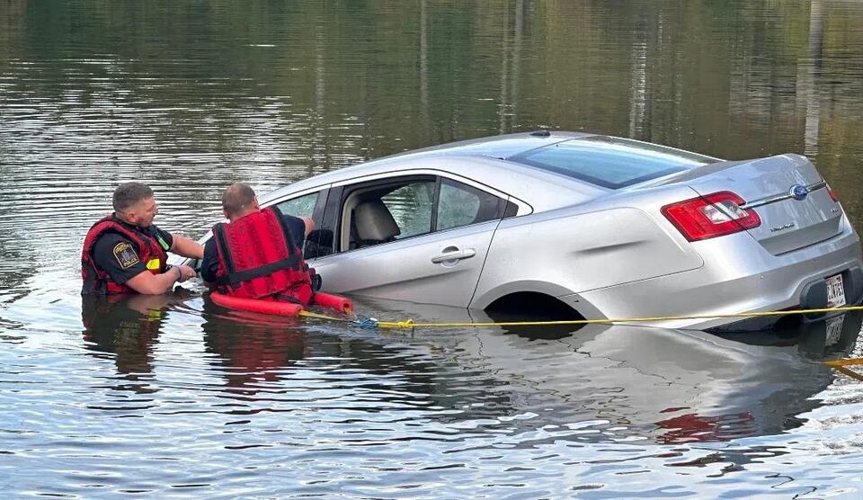 Columbus Fire and Police crews rescue driver from car submerged in Mill ...