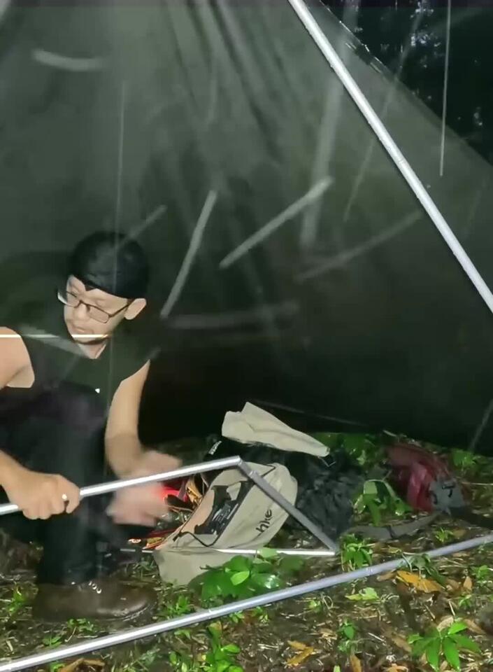 SOLO CAMPING HEAVY RAIN STRUGGLE TO SET UP A TENT IN NON STOP RAIN ASMR ...