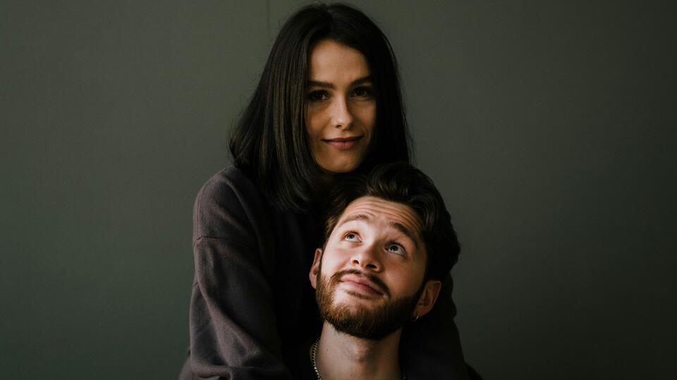 Reading Body Language: How To Tell Someone Is Into You Without Words ...