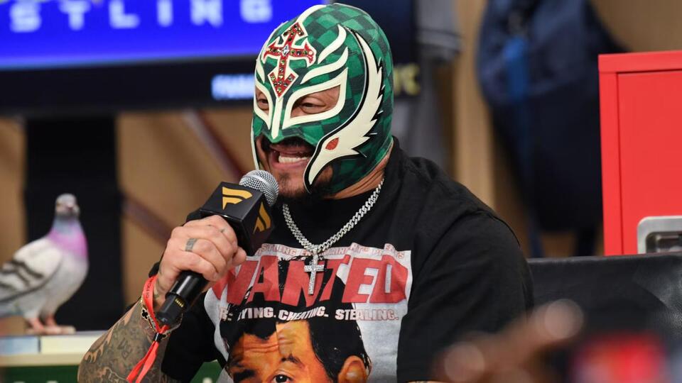 Rare Photo Emerges of WWE Legend Rey Mysterio Without His Iconic Mask ...