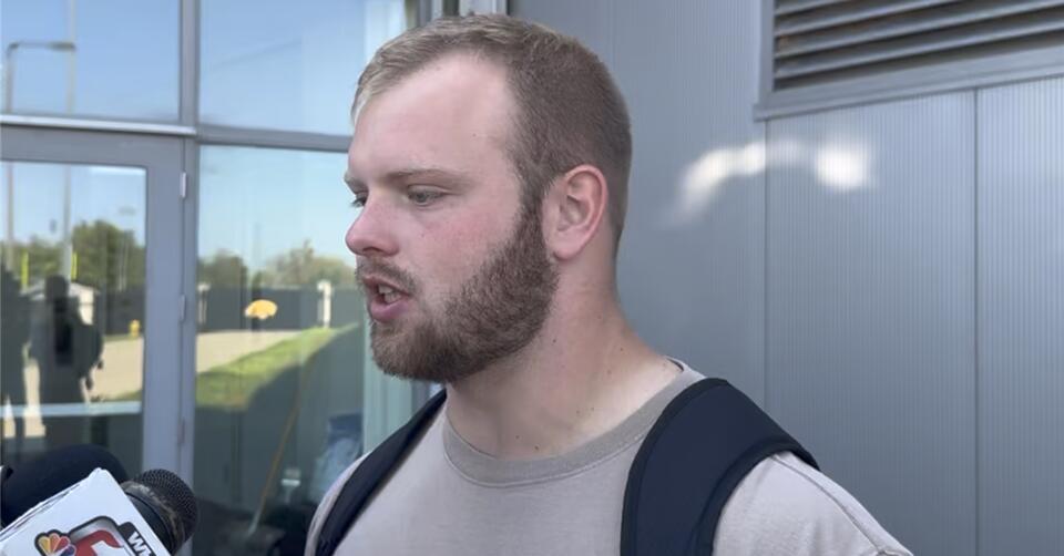 Iowa Football: All-Big Ten center Logan Jones has cast on right hand ...