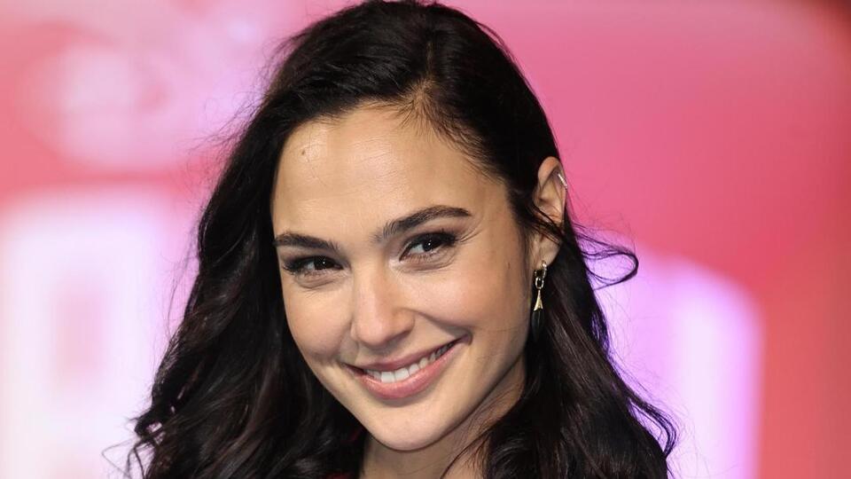 Gal Gadot Gets Body Shamed After New Photos Surface of Her Wearing a ...