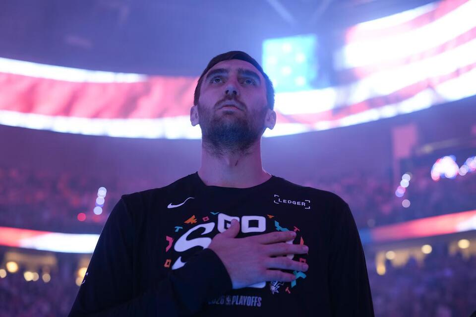 Ex-Celtics center gets blessed by nuns before Spurs’ Game 4 win - NewsBreak