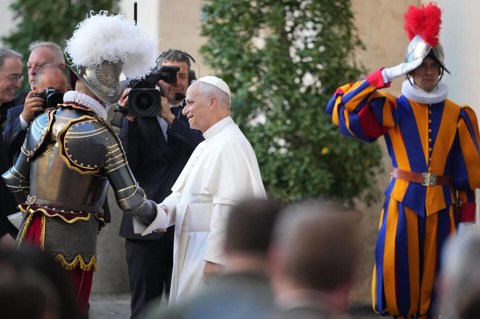 Pope lends star power to Swiss Guards swearing-in ceremony as his army ...