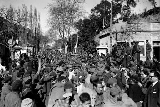 Spanish refugees cross into France at Le Perthus in February 1939 ...