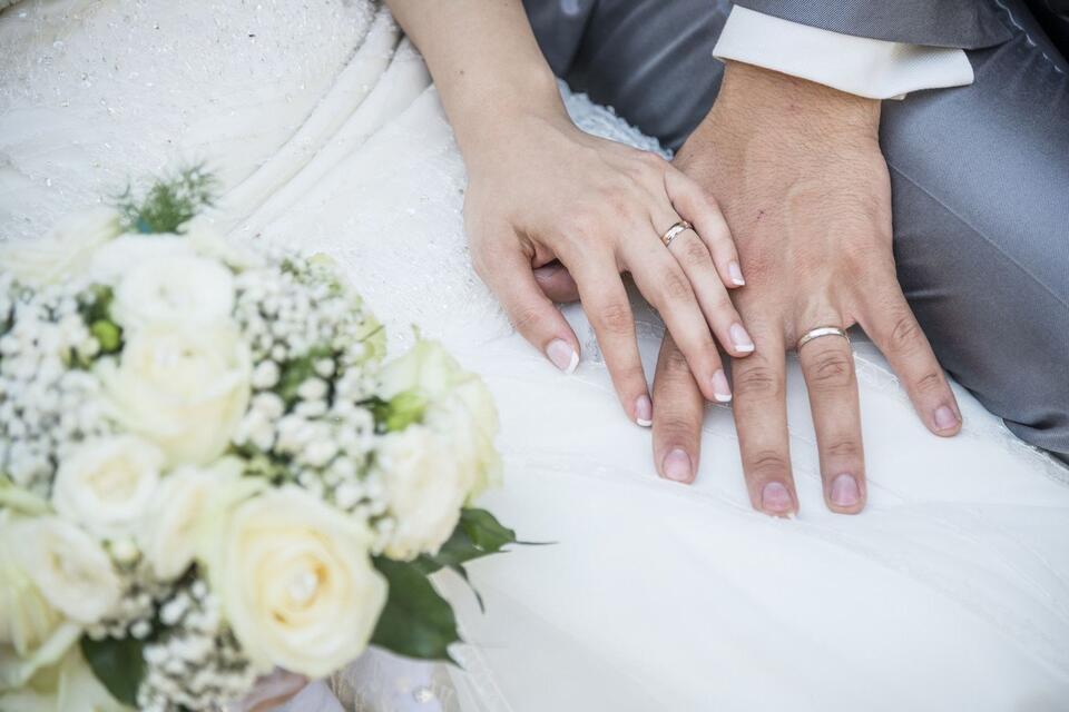 Illinois Hospital Arranges Wedding for Dying Dad - NewsBreak