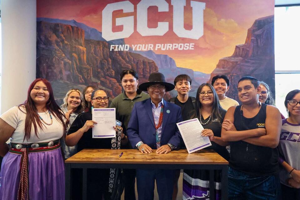 Navajo president signs pact with Grand Canyon University for tuition ...