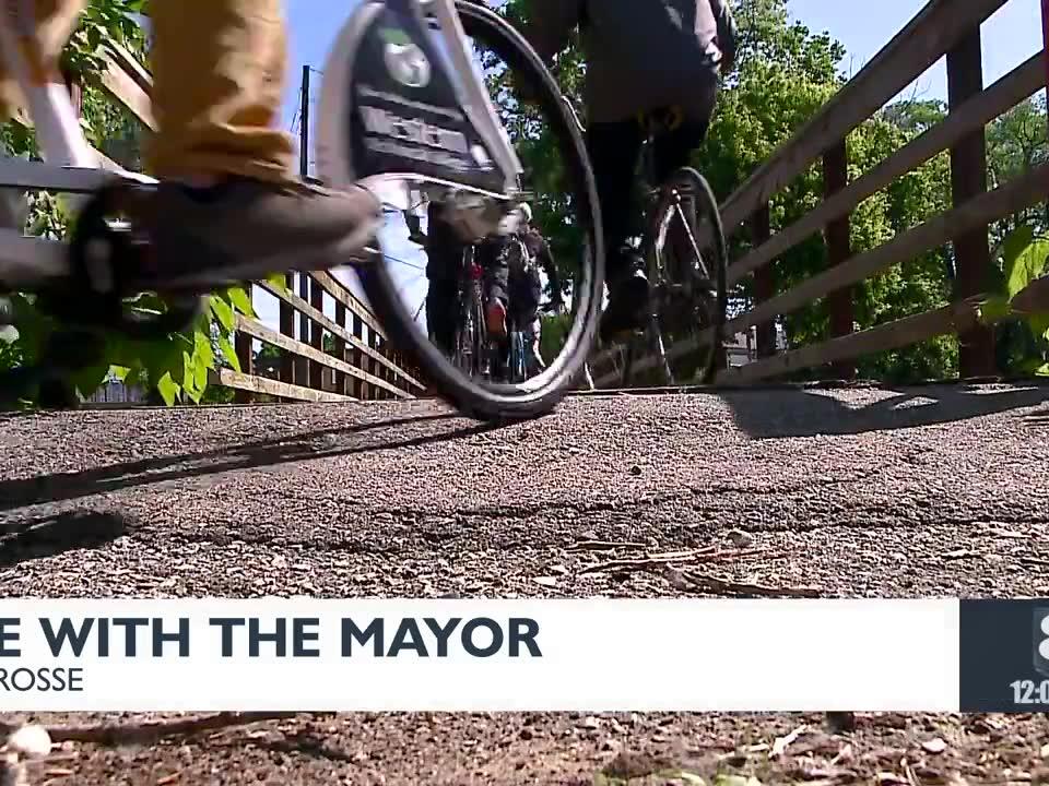 'Ride with the Mayor' bike tour highlights bicycle infrastructure